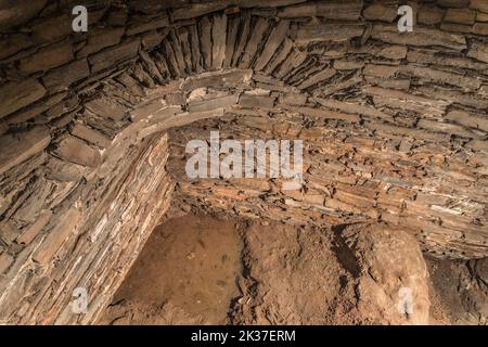 Vue du cul de basse fosse de la tour César - passage d'une structure ...