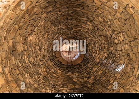 Vue du cul de basse fosse de la tour César - passage d'une structure ...