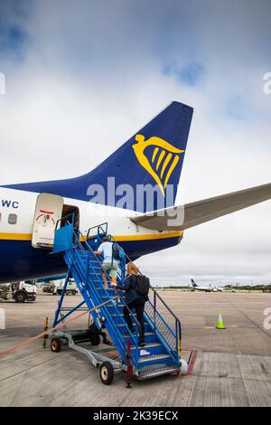 Ryanair passengers boarding aircraft Stock Photo - Alamy