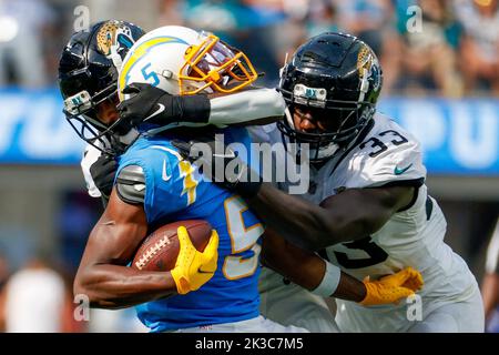 Los Angeles Chargers outside linebackers coach Giff Smith, center ...