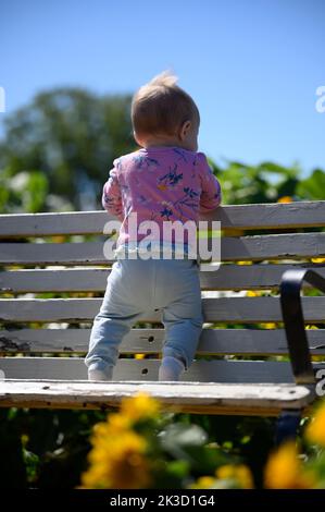 Kids on the bench Stock Photo - Alamy