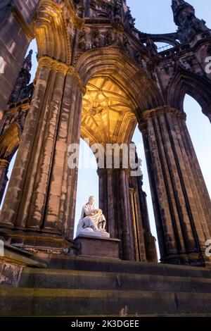 Sir Scott monument in Edinburgh, Scotland Stock Photo - Alamy