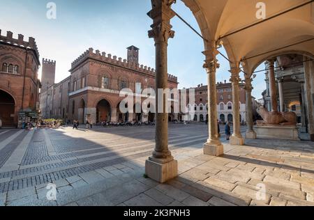Piazza del Comune, Cremona: there are several historic buildings built ...