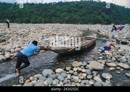 Sylhet, Bangladesh. 26th Sep, 2022. The sailor's boat is stuck in the ...