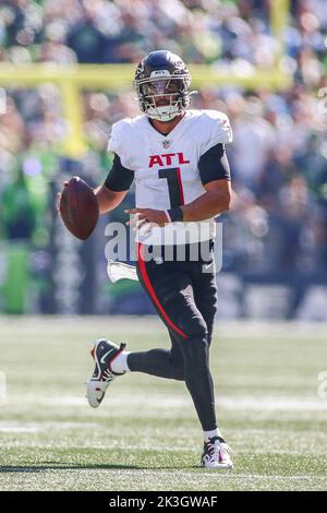 Atlanta Falcons quarterback Marcus Mariota (1) cools down during their ...