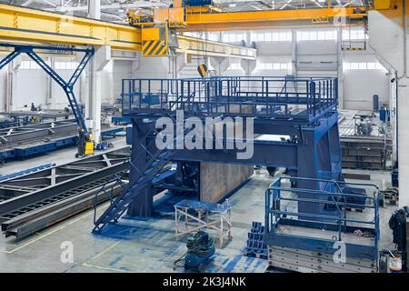 Workshop for large sized metal construction assembling Stock Photo - Alamy