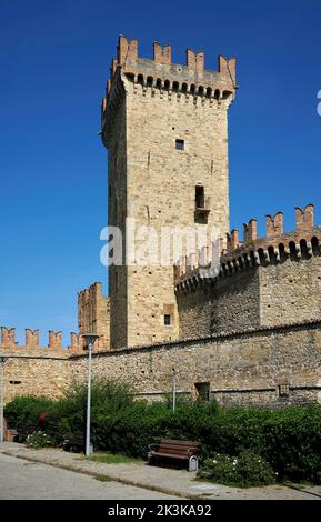 Vigoleno (Pc), Italia,the keep of castle of the 10th/13th century Stock ...