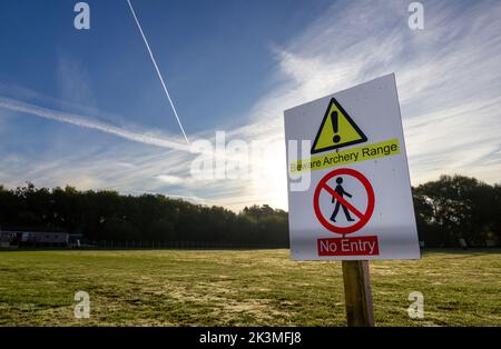 danger archery range do not enter sign Stock Photo - Alamy