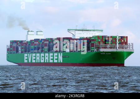 The Giant EVERGREEN Container Ship, EVER LIFTING Unloading At The ...
