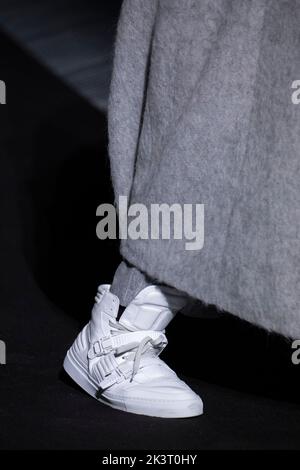 Details and accessories on the runway during the Tory Burch New York ...