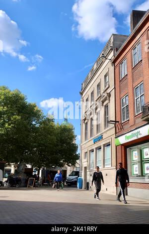 Ipswich, Suffolk, UK - 29 September 2022 : Bright sunny autumn ...