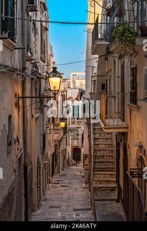 An alley in Vieste, Puglia, Italy Stock Photo - Alamy