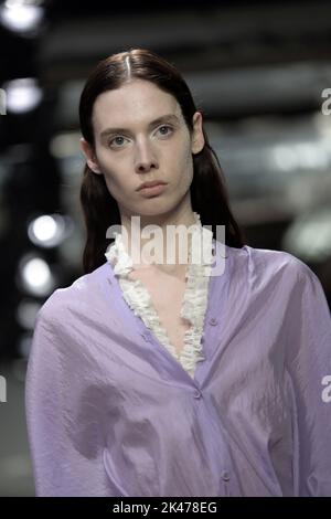 Paris, France. 30th Sep, 2022. Gigi Hadid seen leaving her hotel during ...