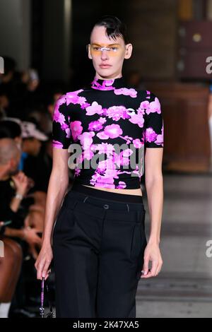 Paris, France. 30th Sep, 2022. Maisie Williams and Reuben Selby seen ...