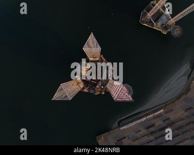 Offshore floating installation sea platform petroleum gas seabed ocean ...