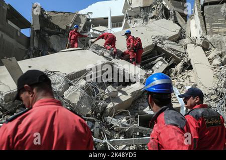 Iraqi emergency and rescue personnel search for survivors in the rubble ...