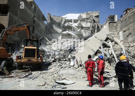 Iraqi emergency and rescue personnel search for survivors in the rubble ...