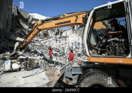 Iraqi emergency and rescue personnel search for survivors in the rubble ...