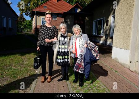 Angelika Honig, Evelin Matt und Brigitte Eisenfeld bei der Trauerfeier ...