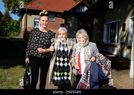 Angelika Honig, Evelin Matt und Brigitte Eisenfeld bei der Trauerfeier ...