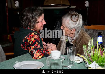 Birgit Behrens-Otto und Evelin Matt bei der Trauerfeier des ...