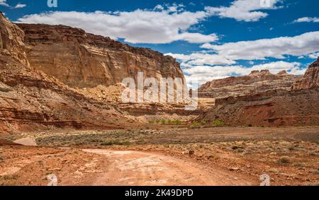 Behind-the-Reef Road, Chute Canyon entrance, San Rafael Reef rock ...