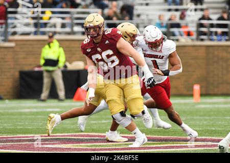 Boston College offensive lineman Drew Kendall, center, lifts weights at ...
