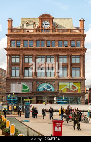 29th September 2022: Workers Completing the final stages of the Roof on ...