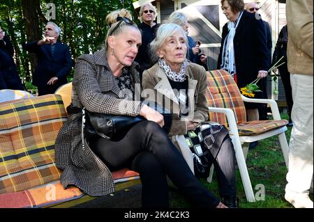 Angelika Honig und Evelin Matt bei der Beisetzung des Schauspielers ...