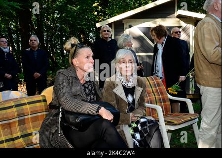 Angelika Honig und Evelin Matt bei der Beisetzung des Schauspielers ...