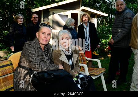 Angelika Honig und Evelin Matt bei der Beisetzung des Schauspielers ...