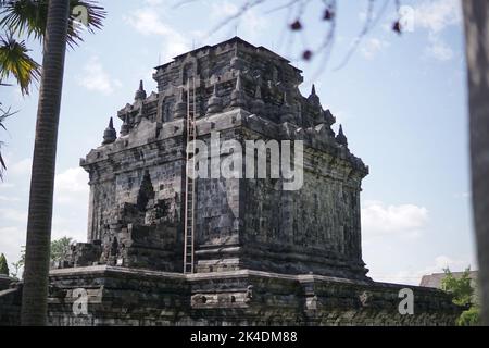 The splendor and unique architecture of Mendut Temple in Magelang ...