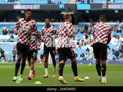 Manchester United players warm up Manchester United midfielder Bruno ...