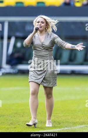 SITTARD - Singer Nomi Stern sings during halftime of the Dutch ...