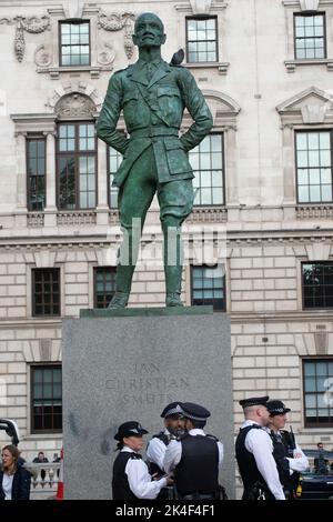 Jan Smuts statue in front of National Gallery, Company's Gardens, City ...