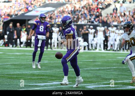 Minnesota Vikings tight end Johnny Mundt (86) warms up against the ...