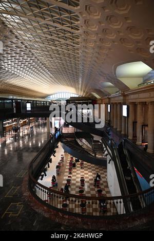 Union Station's public food court in Washington DC Stock Photo - Alamy