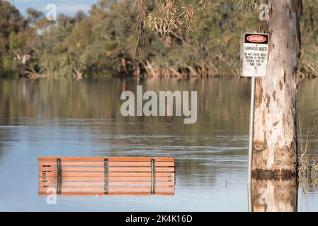 September 28, 2022 Nyngan, NSW, Australia: The Bogan River in flood has ...