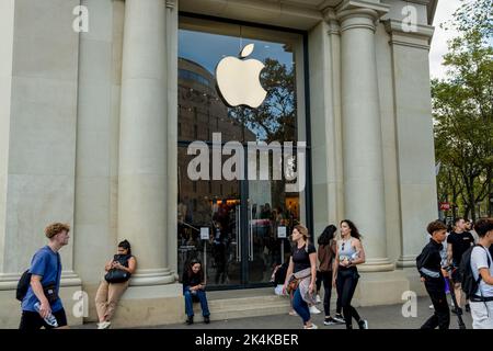 Barcelona, Spain. 30th Sep, 2022. People walk past an Apple store in ...