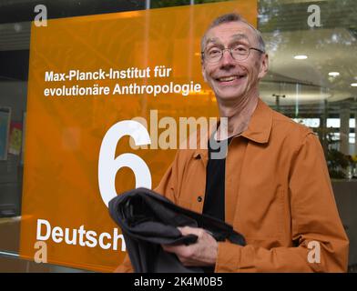 Swedish scientist Svante Paabo stands by a replica of a Neanderthal ...