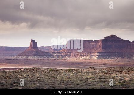 Stormy clouds over the Candlestick Tower & the Island in the Sky Mesa ...