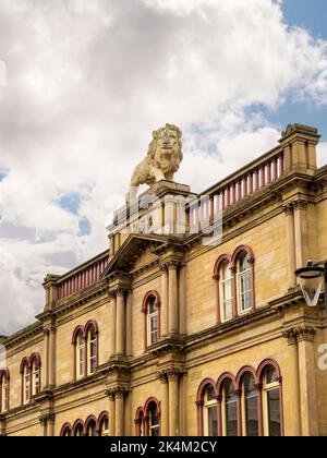 Coade stone statue of lion atop the Lion Buildings on John Williams ...