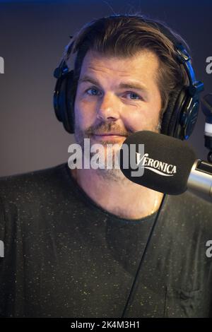 2022-10-03 16:58:18 HILVERSUM - DJ Sander Lantinga in the studio of ...