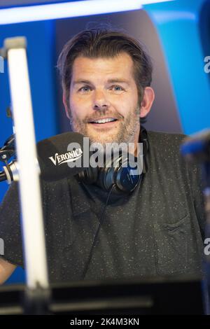 2022-10-03 16:58:18 HILVERSUM - DJ Sander Lantinga in the studio of ...