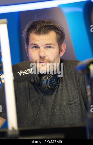 2022-10-03 16:58:18 HILVERSUM - DJ Sander Lantinga in the studio of ...