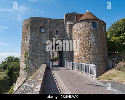 Dover castle, England. Peverell's Gate, fortified gate with side tower ...