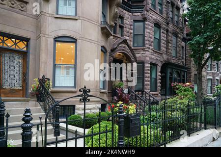 Old urban neighborhood with brownstone style houses with front gardens ...