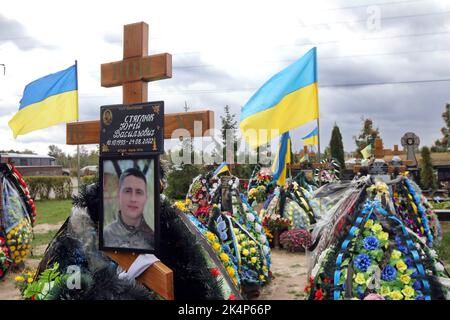KYIV REGION, UKRAINE - OCTOBER 03, 2022 - Fresh graves of servicemen ...
