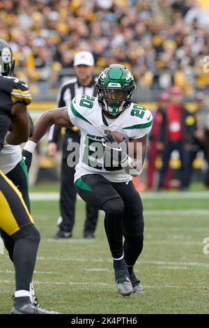 New York Jets Tony Adams arrives before an NFL football game between ...