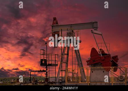 Drilling rigs drill for oil and natural gas in the Jonah Field near ...